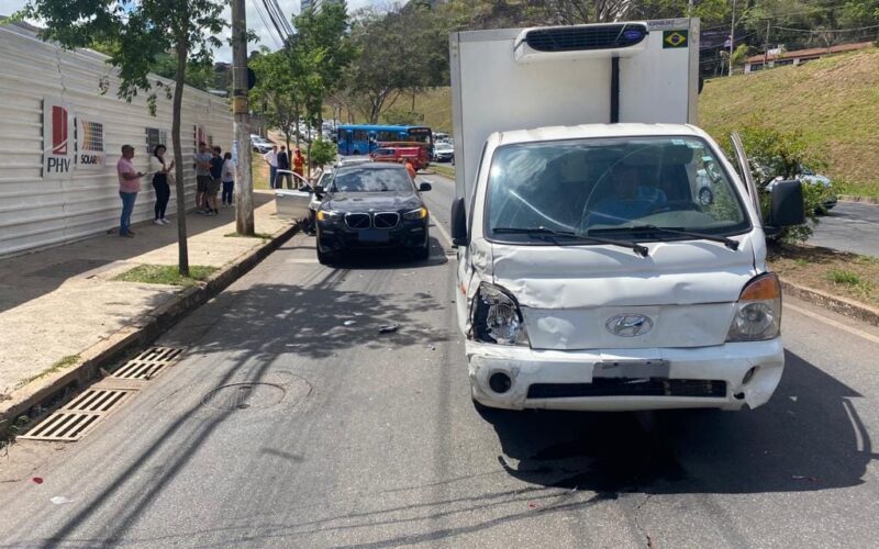 Homem fica ferido após caminhão sem freios atingir carros na Avenida ...