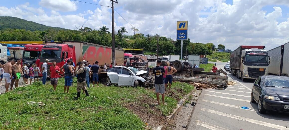 Acidente entre carros e caminhão mata um e deixa três feridos na BR-381, em Sabará