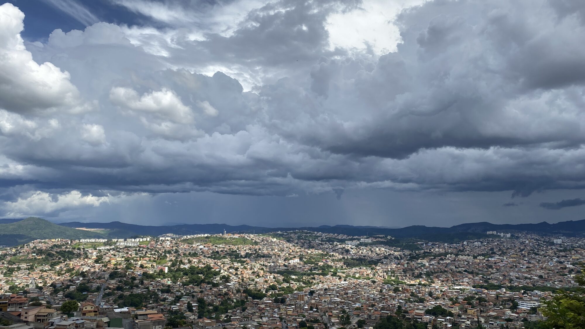 Defesa Civil emite alerta de chuva e ventos fortes em BH