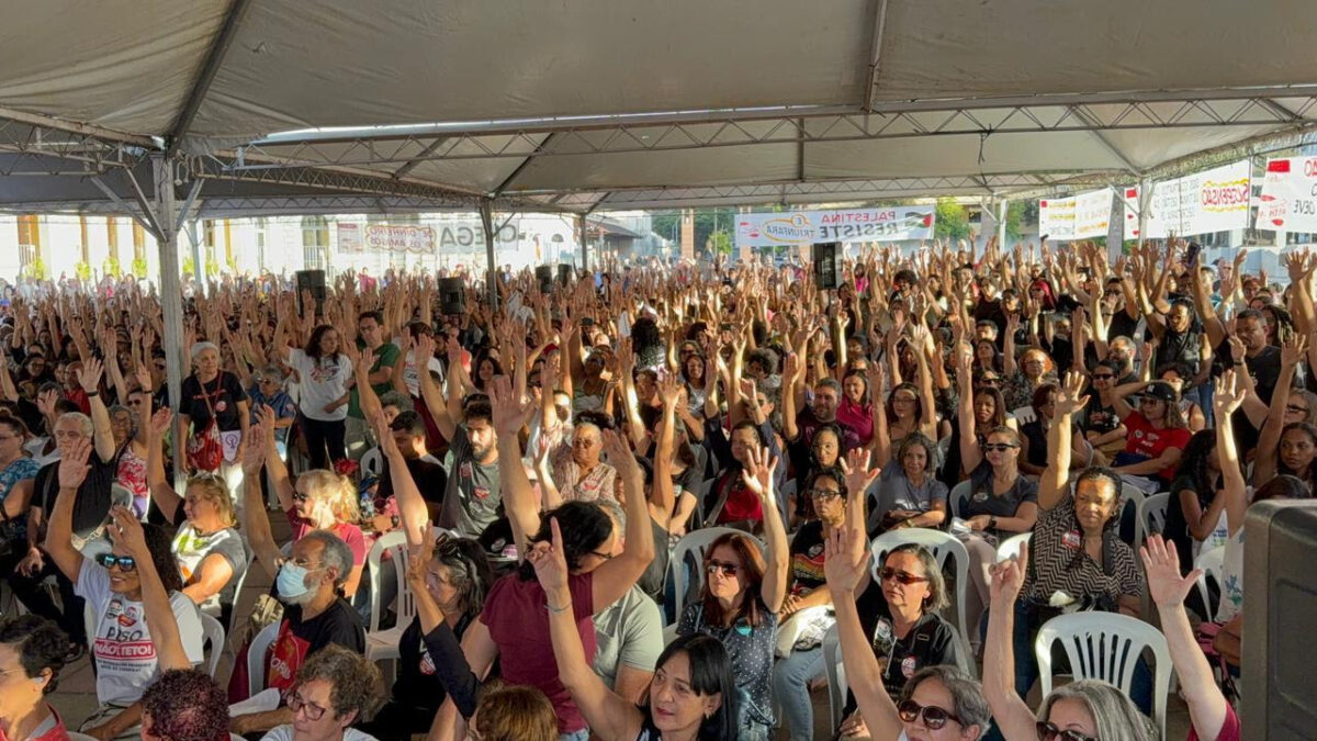 Professores da rede municipal de BH fazem paralisação e aprovam greve