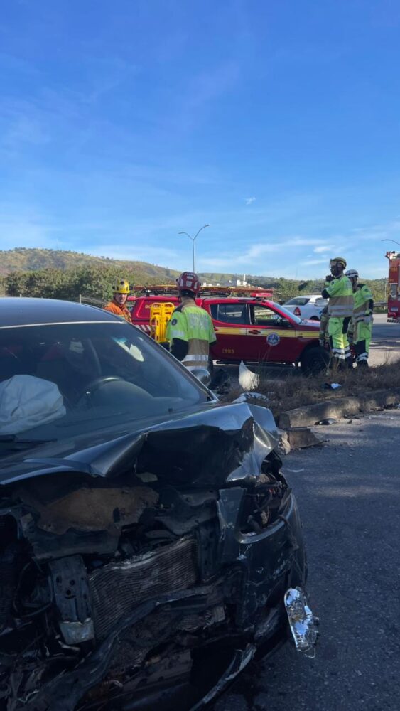 Quatro pessoas ficam feridas após acidente entre carros na MG-010, em BH